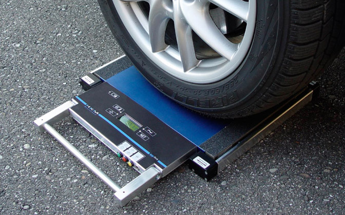 Vehicle weighing solutions with portable wheel scales by HKM